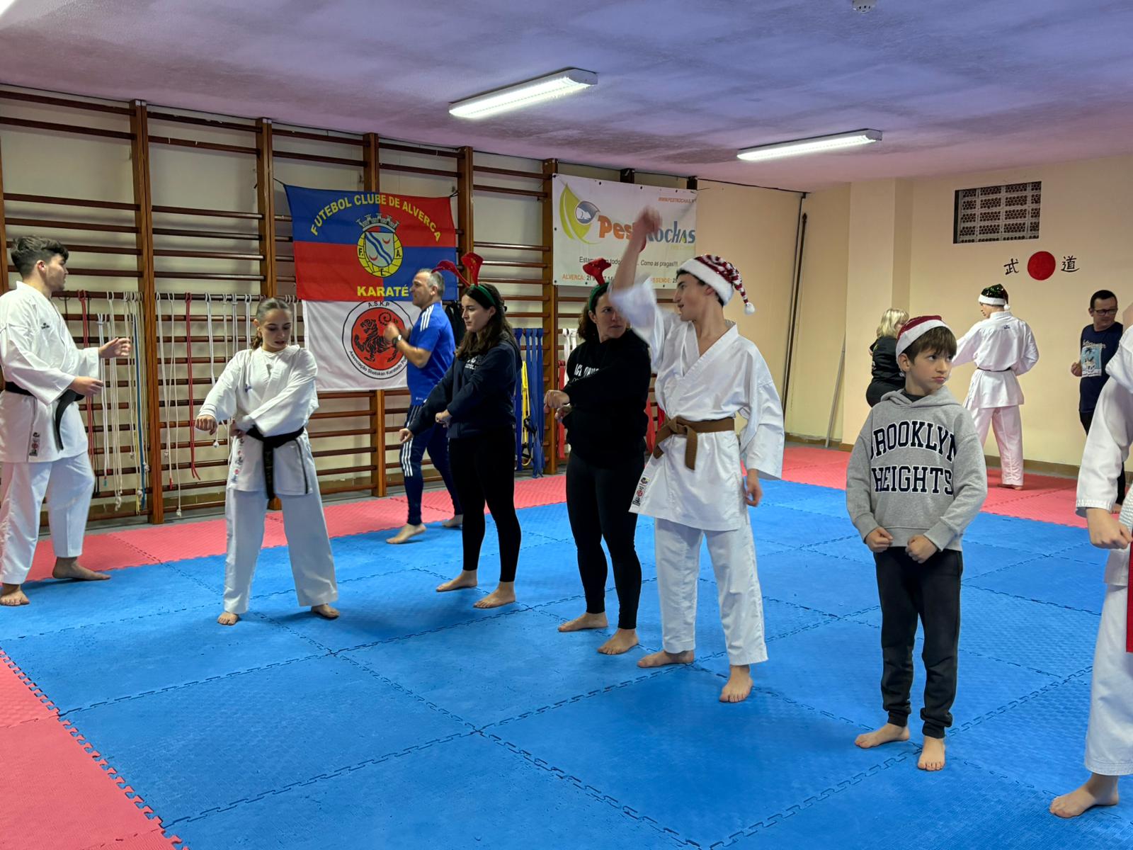 TREINO DE NATAL DE KARATÉ CONTA COM PRESENÇA DOS PAIS DOS ATLETAS - FC ...